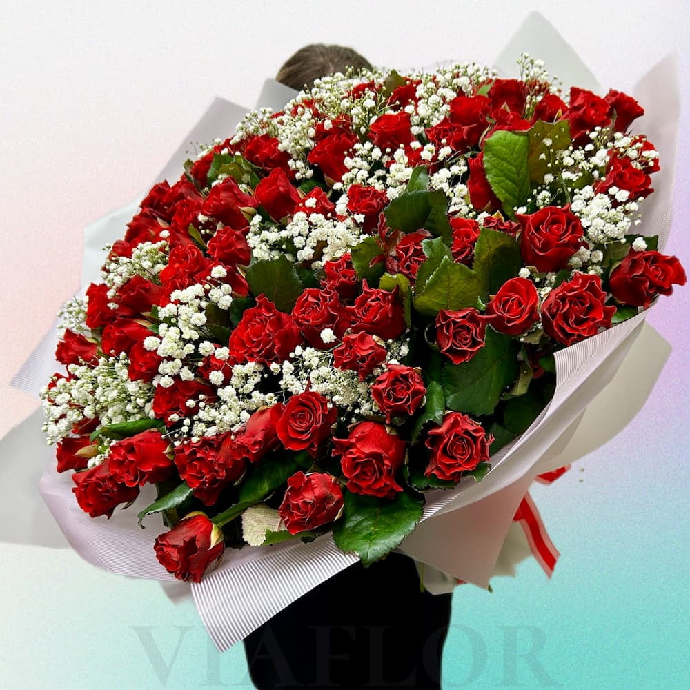 Купить букет 101 роза Эль Торо с гипсофилой Viaflor